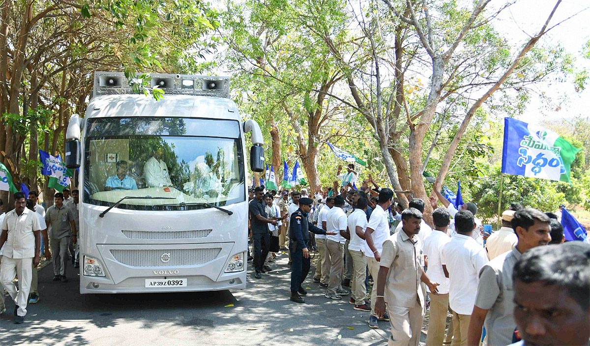 CM Jagan Bus Yatra Photos: బస్సు యాత్రలో జననేత జగనన్నకు సాదర స్వాగతం (ఫొటోలు) | Memantha Siddham ...